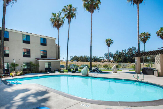 Holiday Inn Express & Suites Carlsbad Beach, an IHG Hotel: Pool & Spa ...