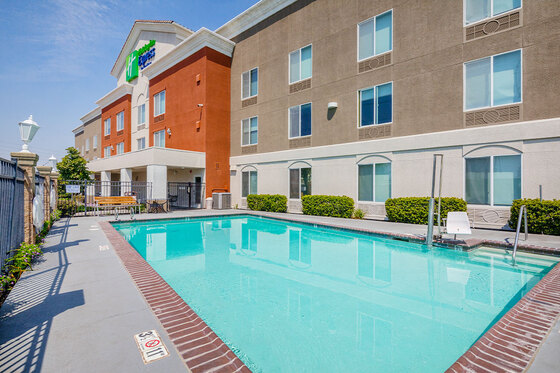 Holiday Inn Express & Suites Modesto-Salida, an IHG Hotel: Pool & Spa ...