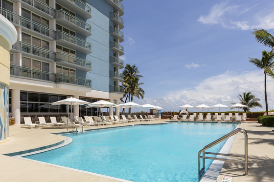 The Singer Oceanfront Resort, Curio Collection by Hilton: Pool & Spa ...