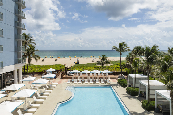 The Singer Oceanfront Resort, Curio Collection by Hilton: Pool & Spa ...