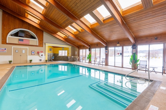 Fireside Inn & Suites Gilford: Pool & Spa Day Pass Gilford | ResortPass